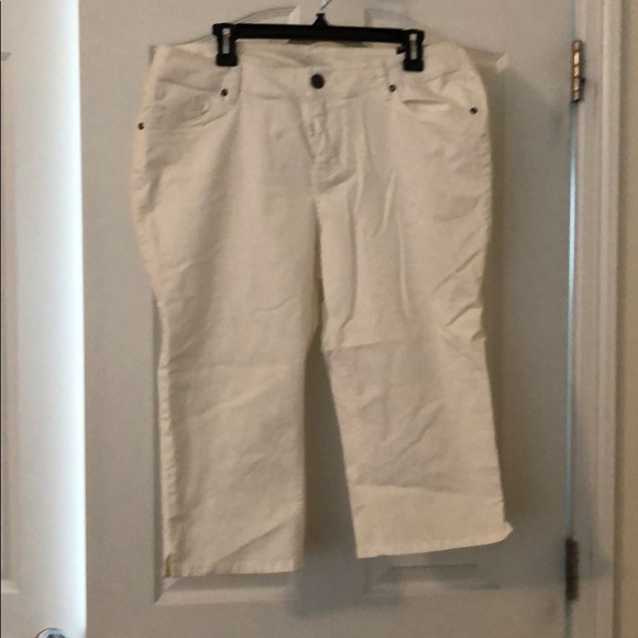 Lane Bryant | Pants & Jumpsuits | White Capris | Poshmark